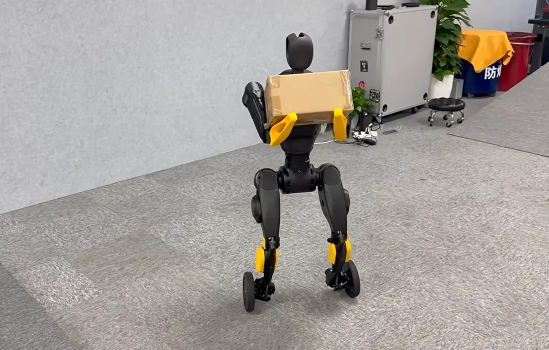 智元灵犀X2-N人形机器人发布：轮毂电机革命来了 - 机器人大讲堂